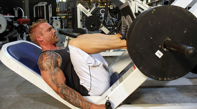 60 Seconds to Fit - Building Mass on Your Quads | Muscle & Fitness