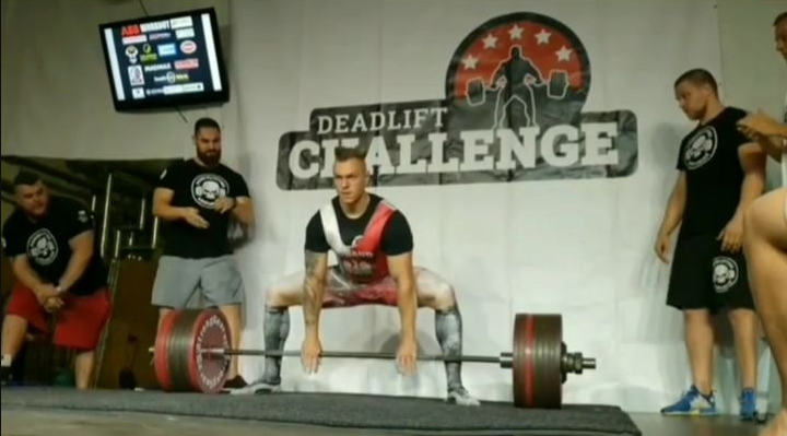 Polish Powerlifter Deadlifts 953 Pounds for a World Record | Muscle ...